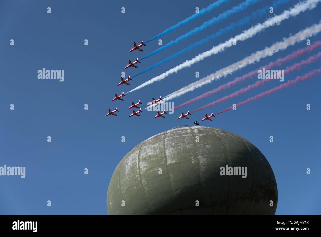 Eleven RAF Red Arrows fly BAe Hawks T1 in big battle formation over ...