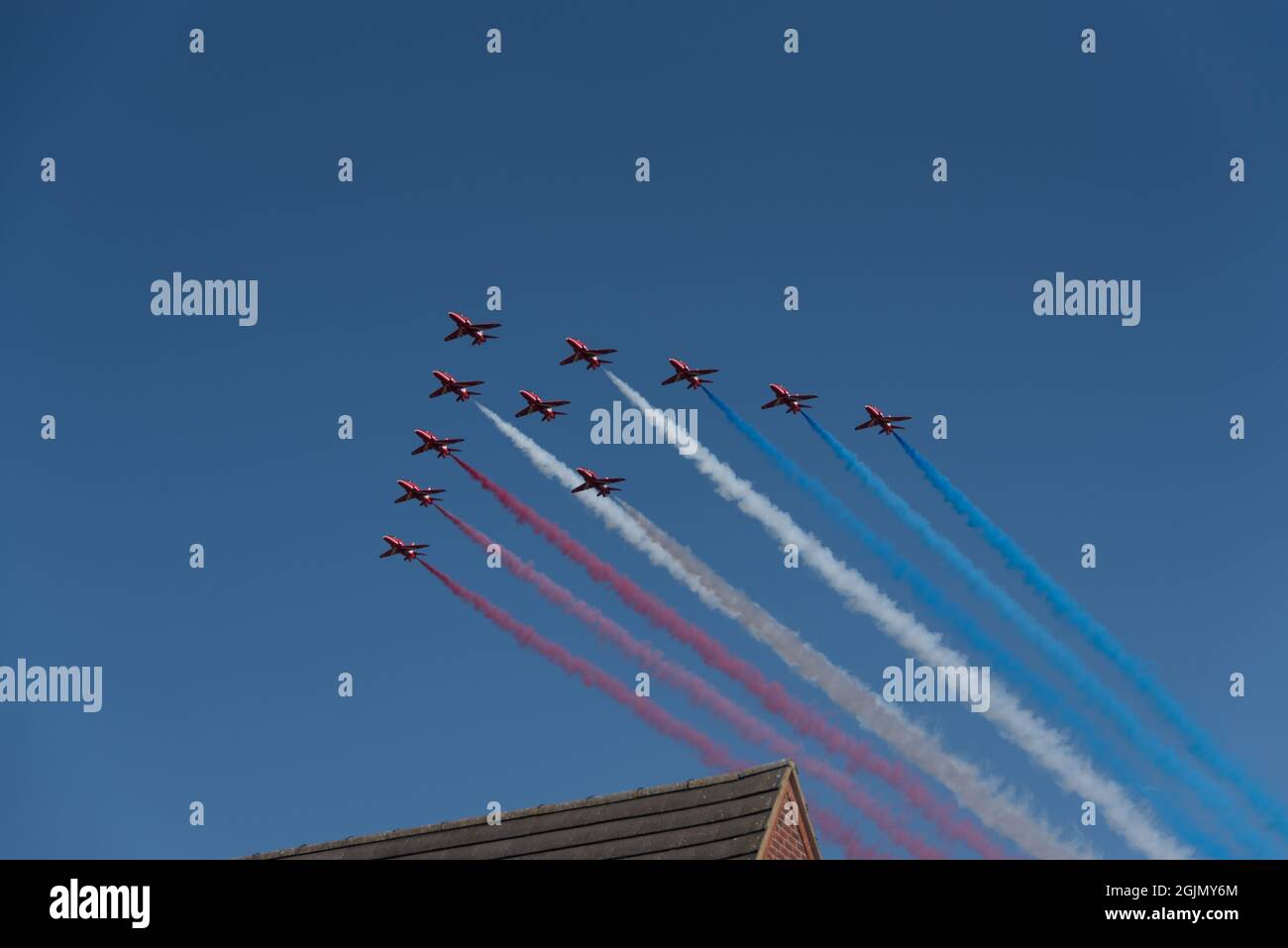 Eleven RAF Red Arrows fly BAe Hawks T1 in big battle formation over ...