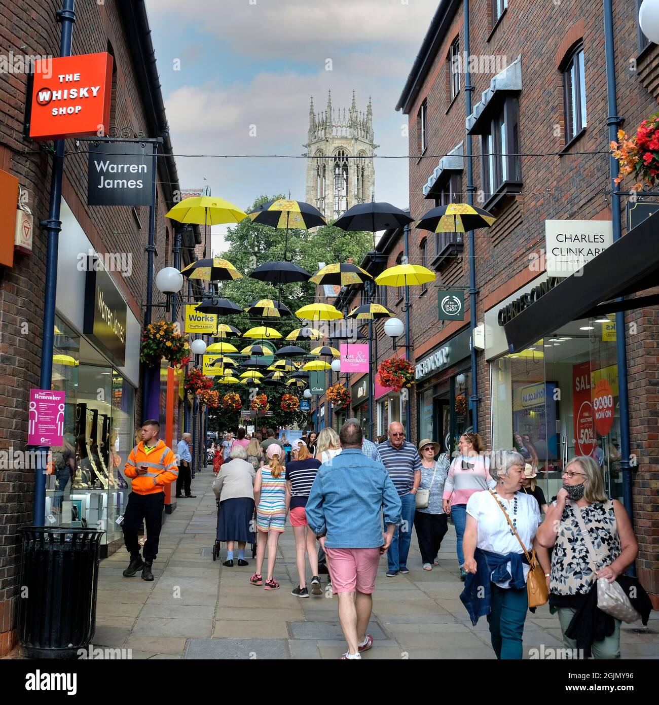 York cathedral shopping street hi-res stock photography and images - Alamy