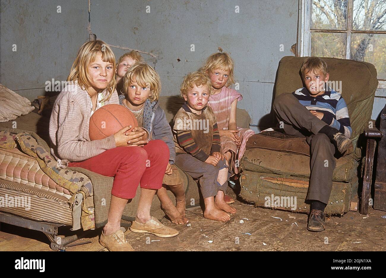 USA Alabama 1967. A visibly poor home of a white family with the six ...
