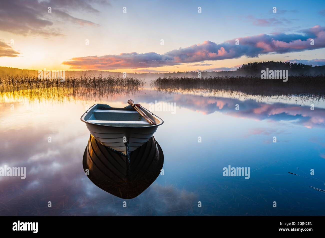 Still water with boat hi-res stock photography and images - Alamy