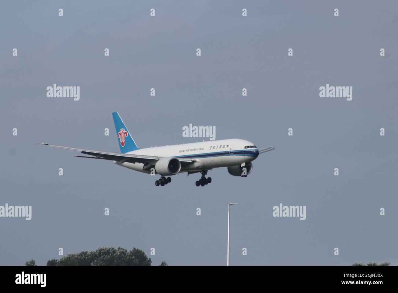 B-2073 China Southern Airlines Boeing 777-F Aircraft is start to land ...