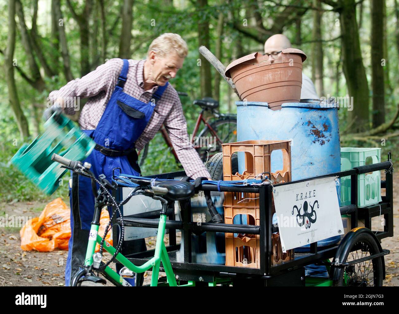 Loads of garbage hi-res stock photography and images - Alamy