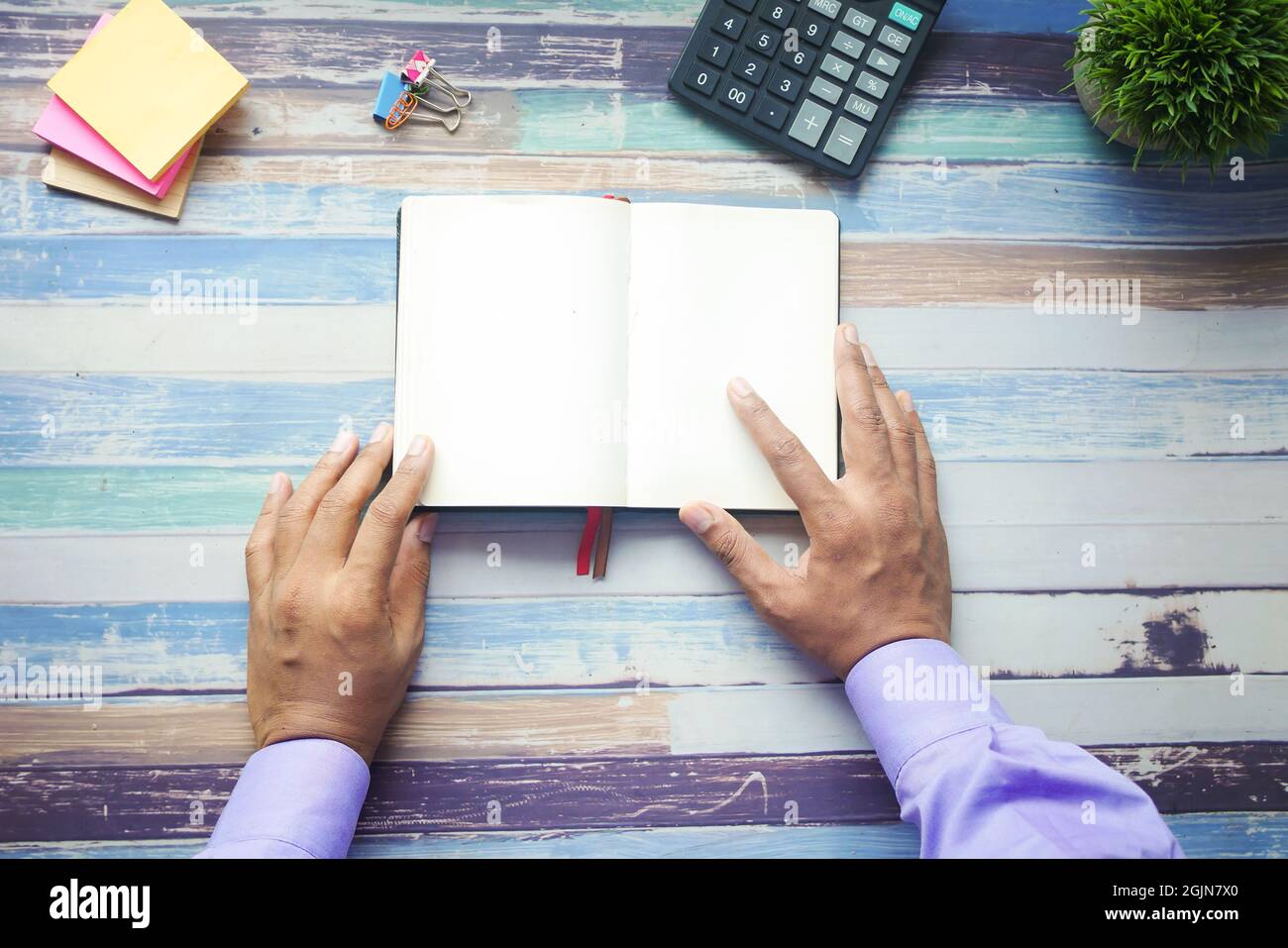 hand hold a open book on a table Stock Photo - Alamy