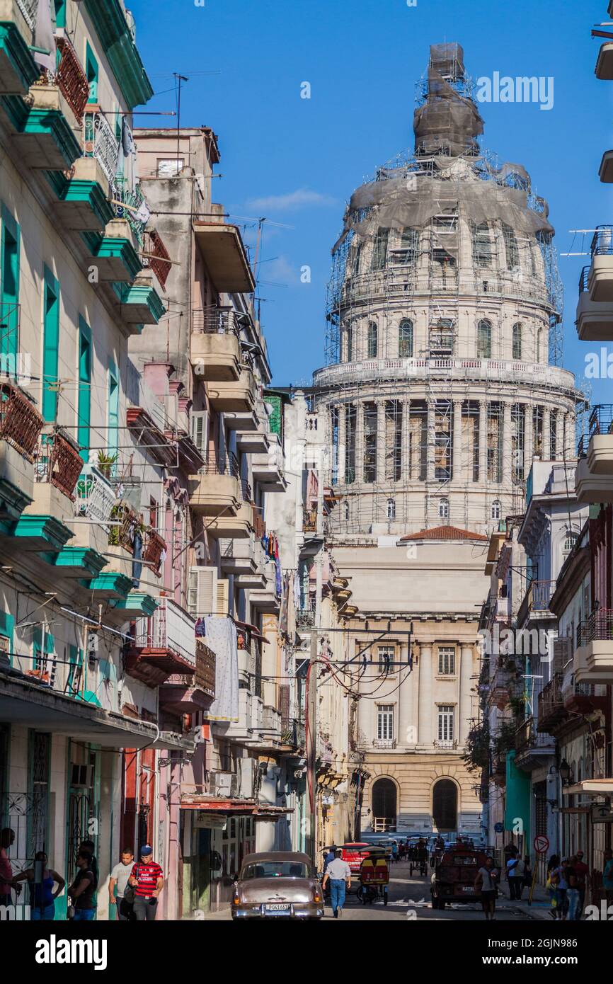 Historic havana cuba alley hi-res stock photography and images - Alamy