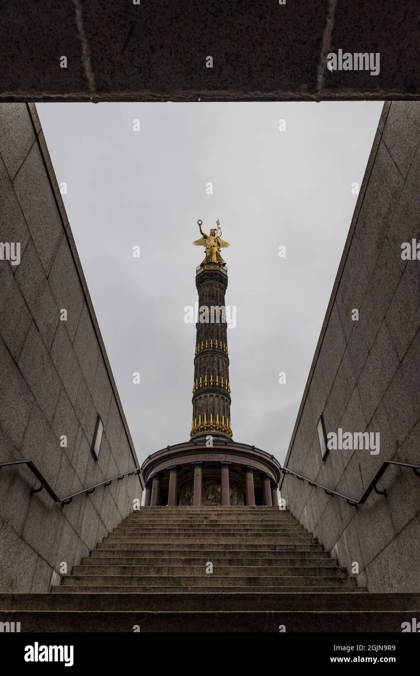 Historic column hi-res stock photography and images - Alamy
