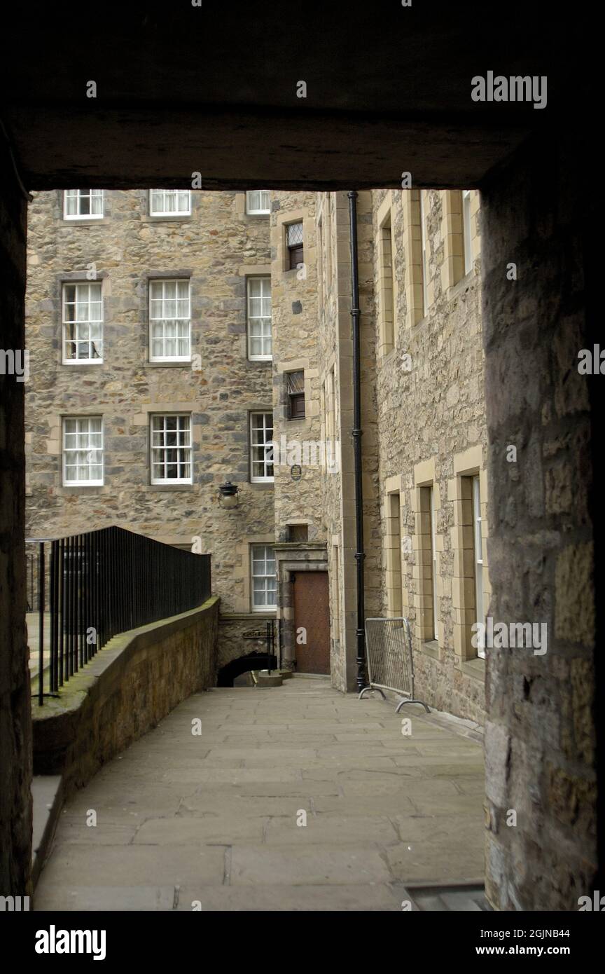 Milnes Court and narrow close in Edinburgh Stock Photo - Alamy