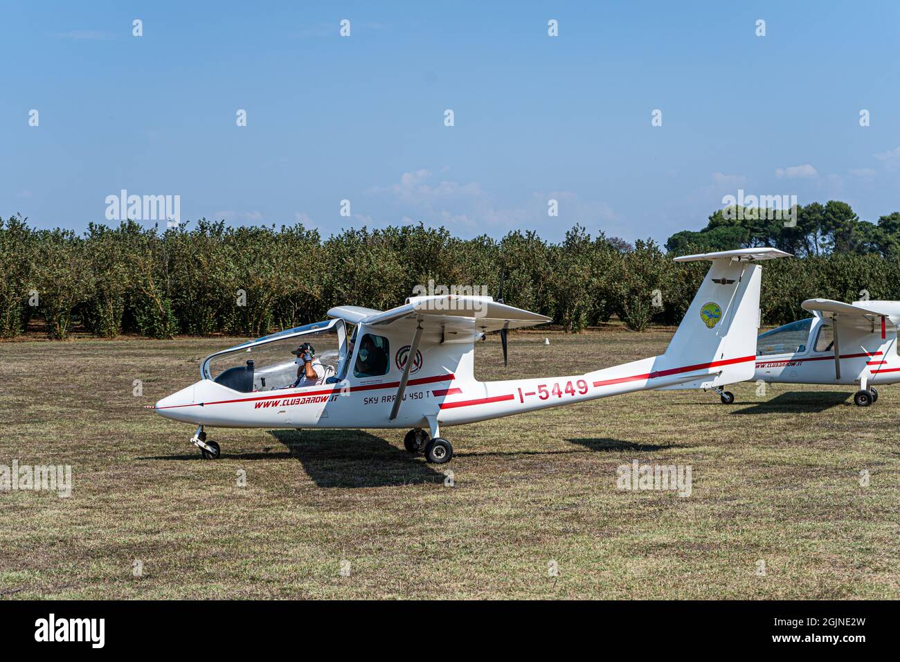 Sky arrow 450 hi-res stock photography and images - Alamy
