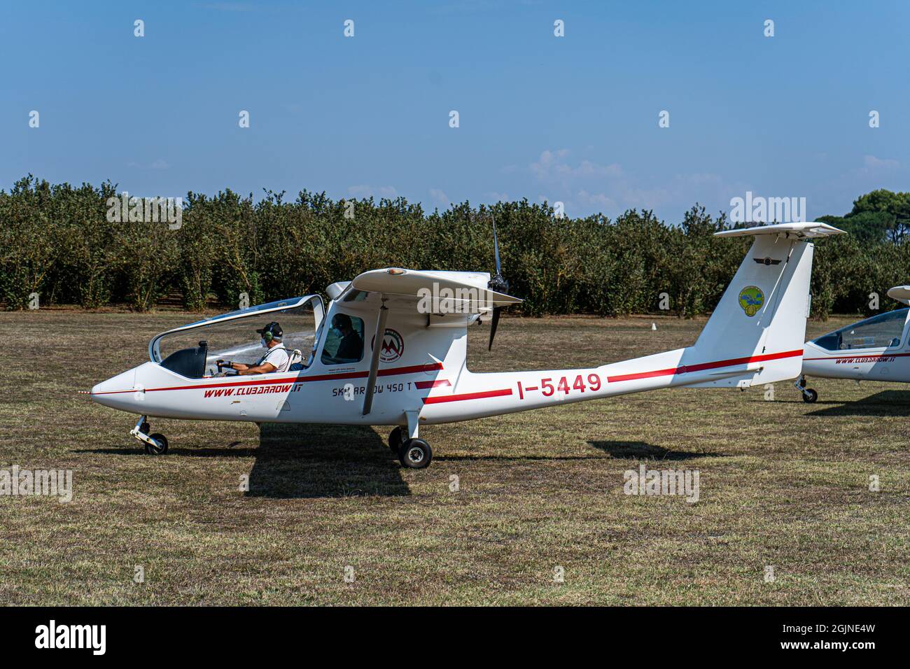 Sky arrow 450 hi-res stock photography and images - Alamy