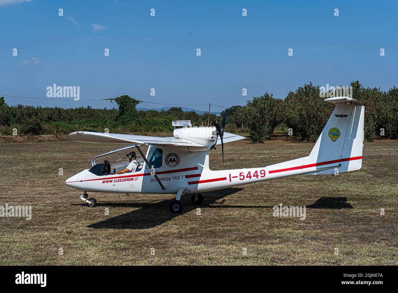 Sky arrow 450 hi-res stock photography and images - Alamy