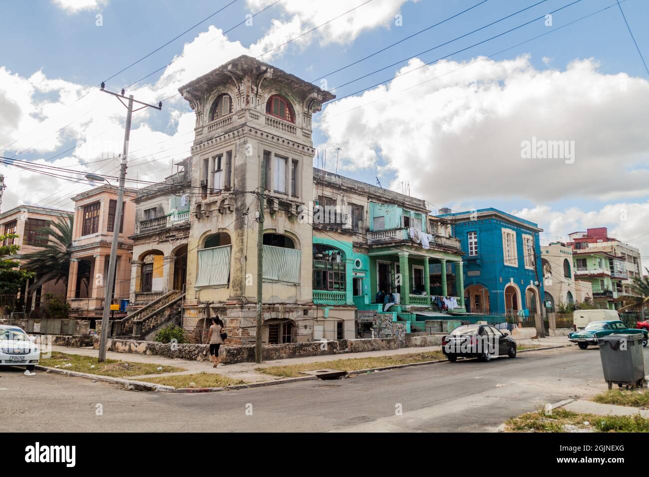 Vedado architecture with old car hi-res stock photography and images ...
