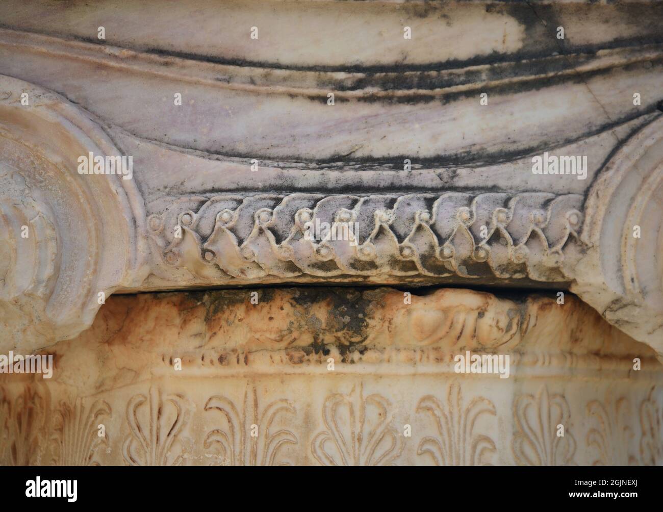 Delphi apollo pediment hi-res stock photography and images - Alamy