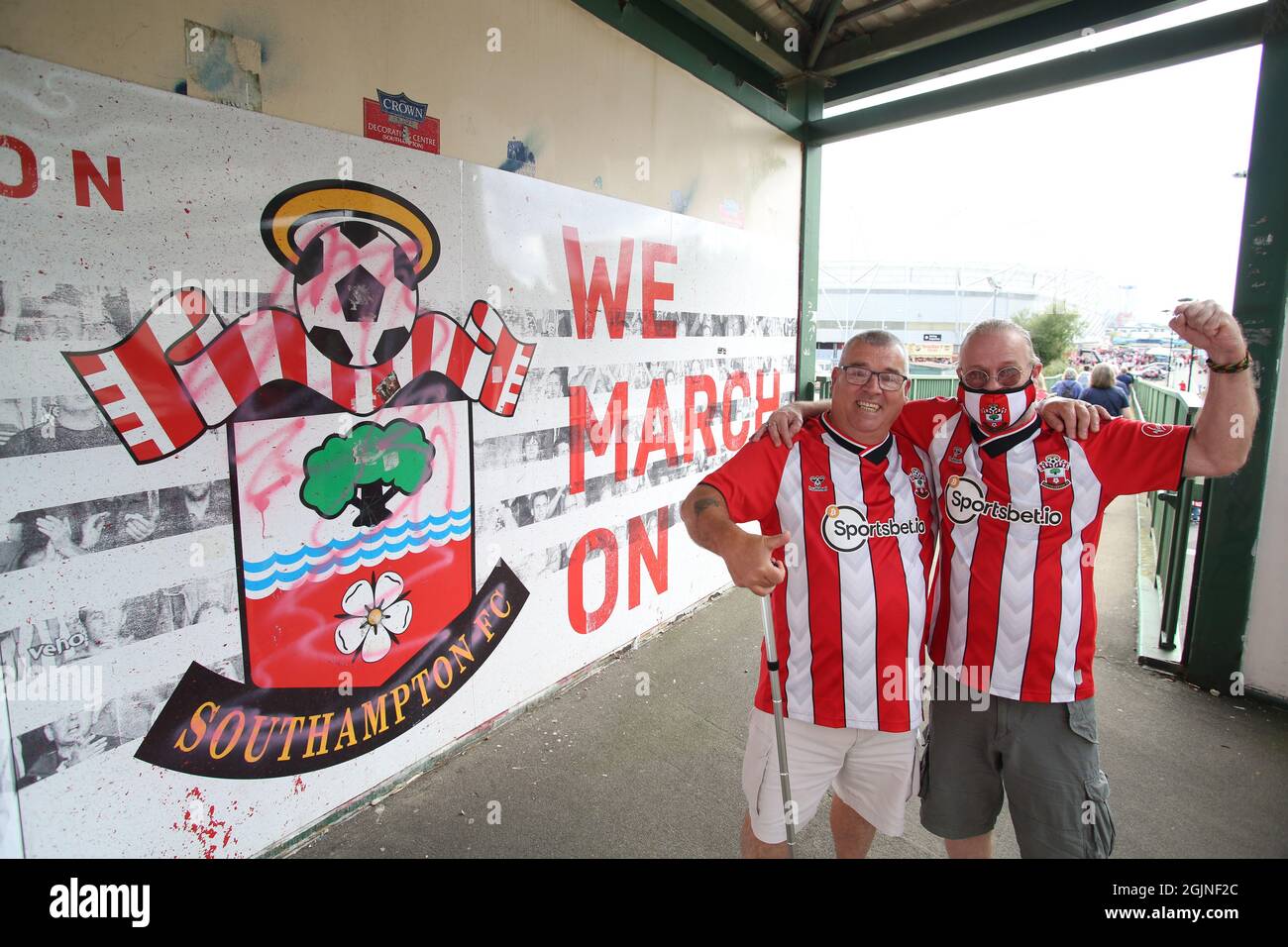 Southampton fans pose hi-res stock photography and images - Alamy