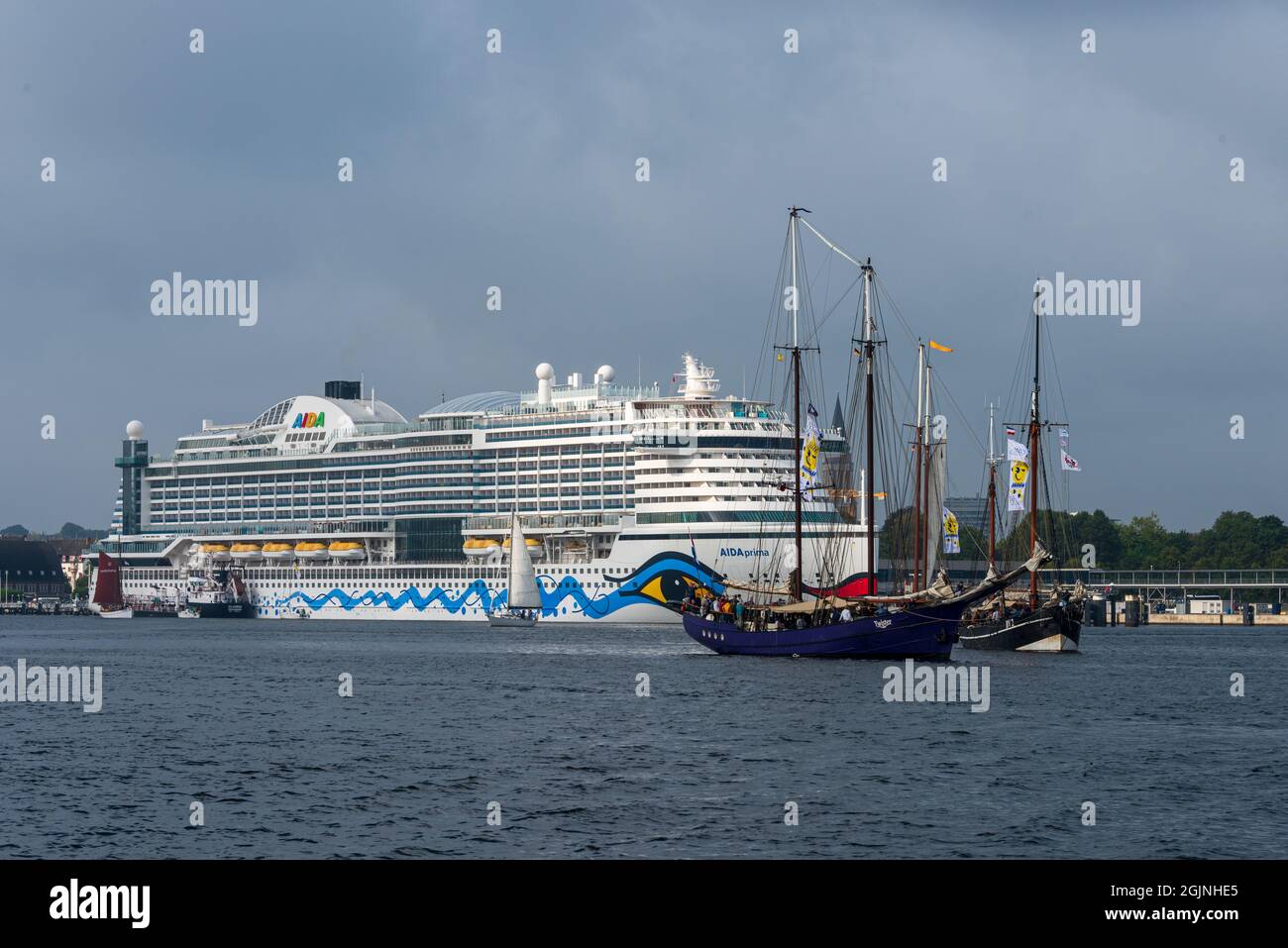 Kreuzfahrtschiff schlepper hi-res stock photography and images - Alamy