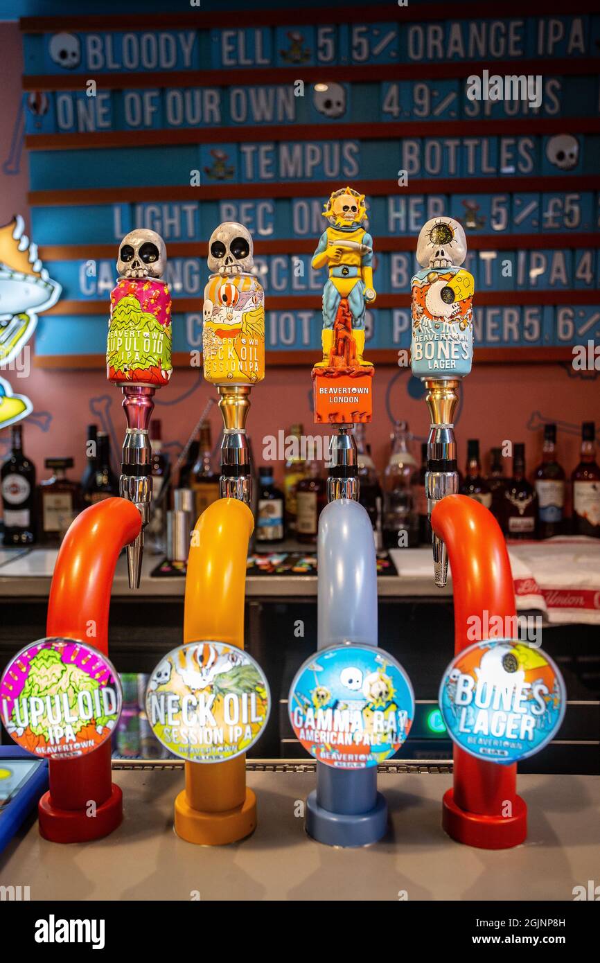 Corner pub london hi-res stock photography and images - Alamy