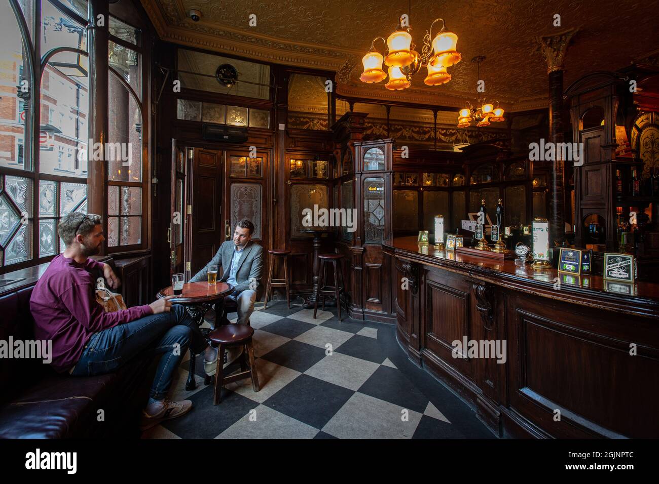 British pub interior hi-res stock photography and images - Alamy