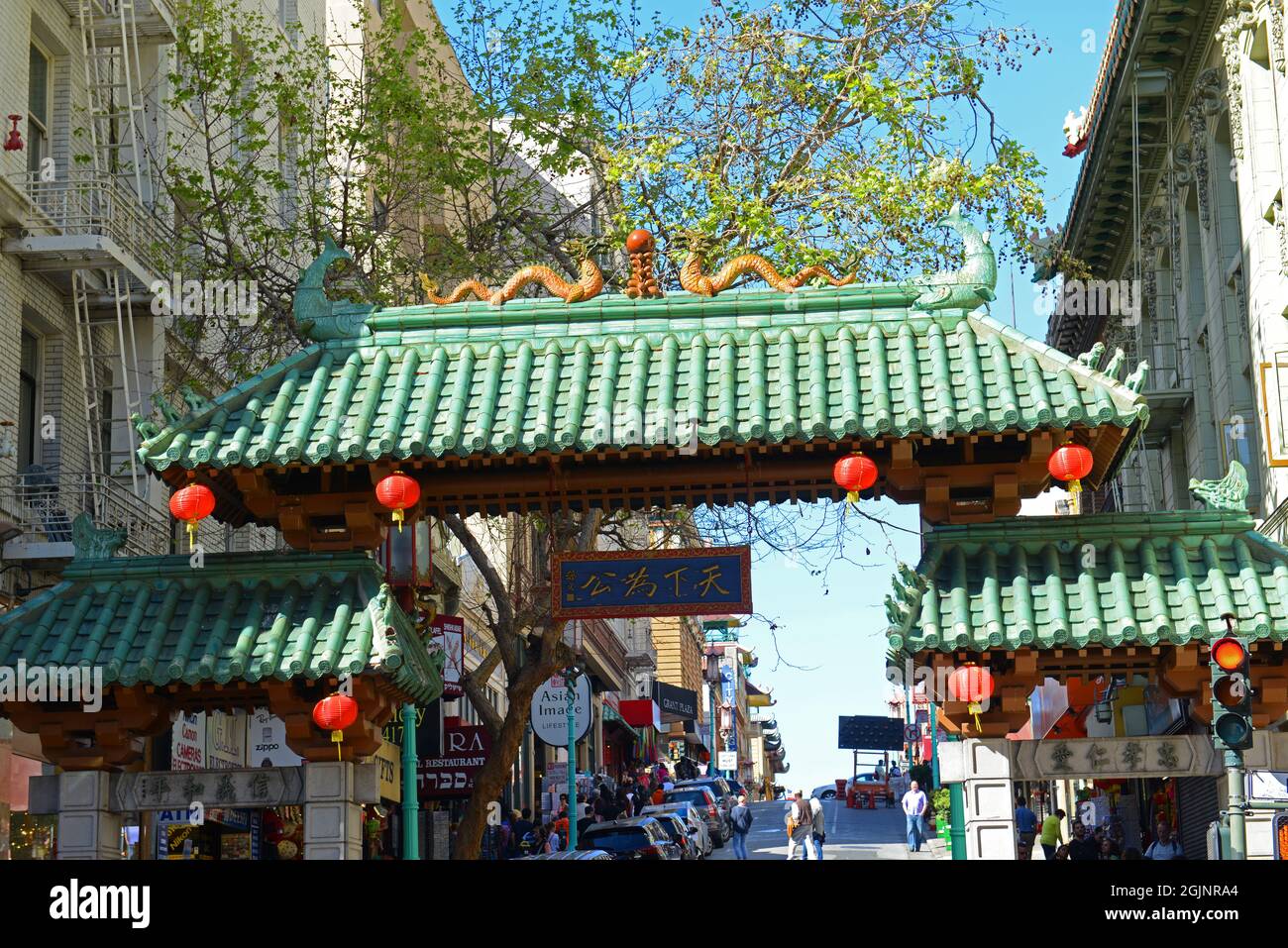 San francisco chinatown dragon gate hi-res stock photography and images ...