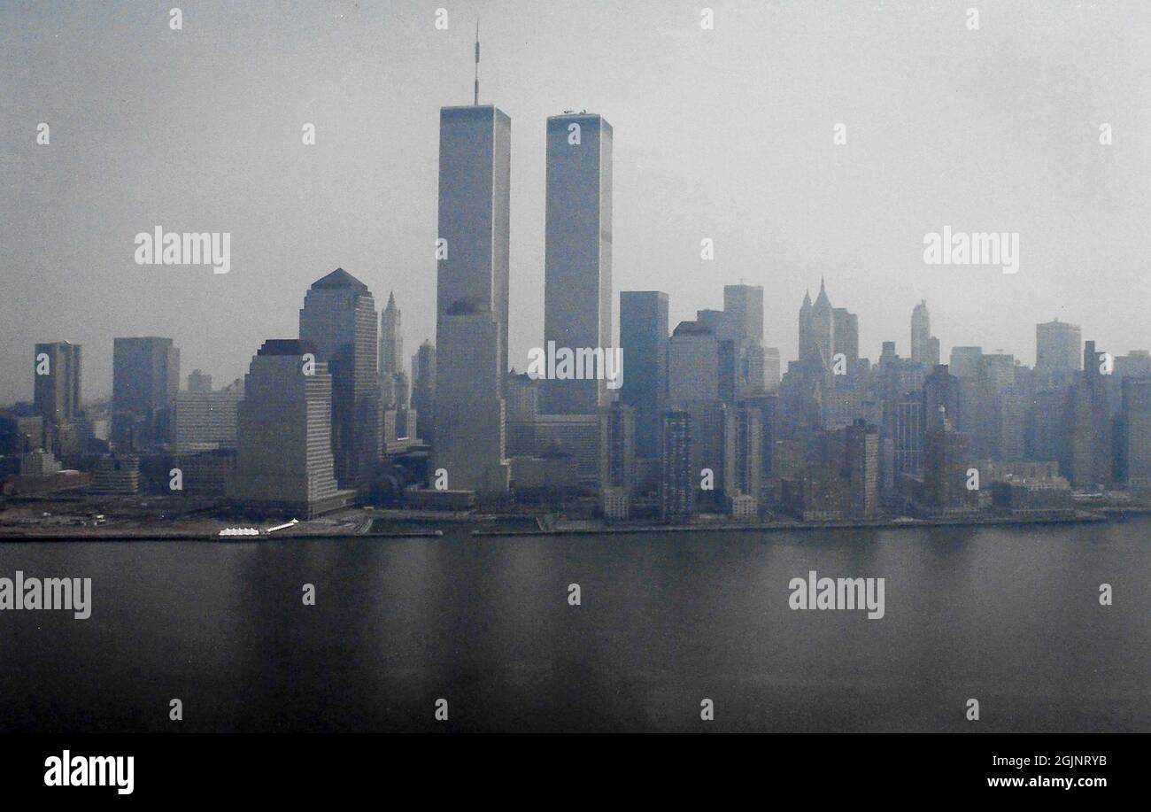 Destroyed buildings skyline hi-res stock photography and images - Alamy