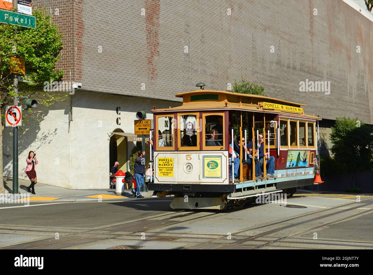 Powell mason cable car in hi-res stock photography and images - Alamy