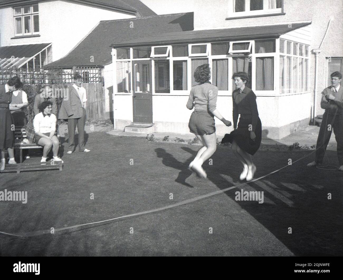 1950s garden black white hi-res stock photography and images - Alamy