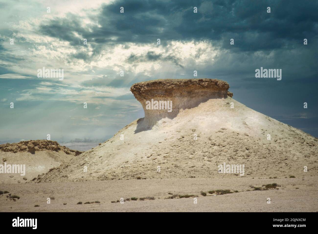 Ruins on a limestone rock in Zekreet, Qatar Stock Photo - Alamy