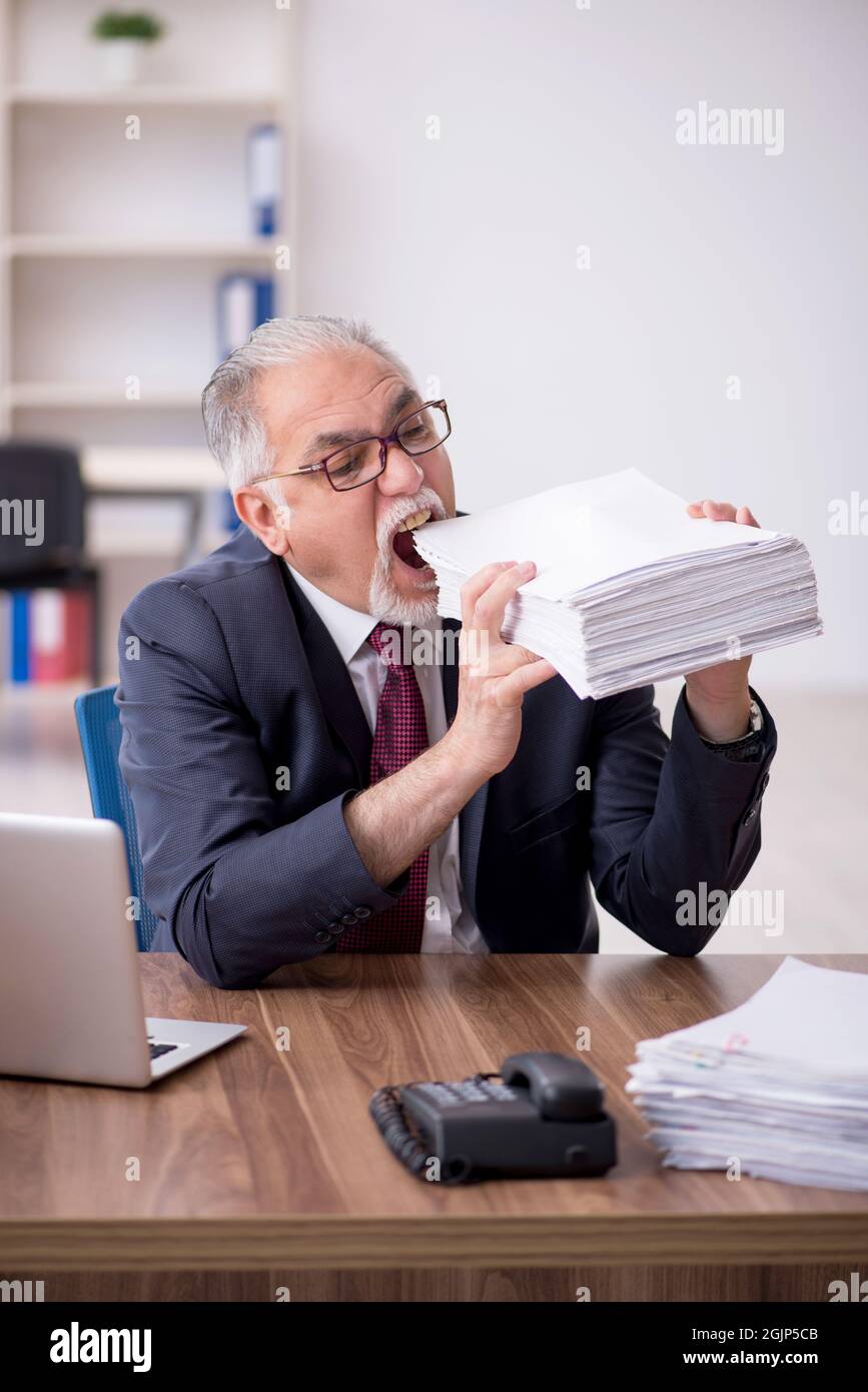 Old employee and too much work in the office Stock Photo - Alamy