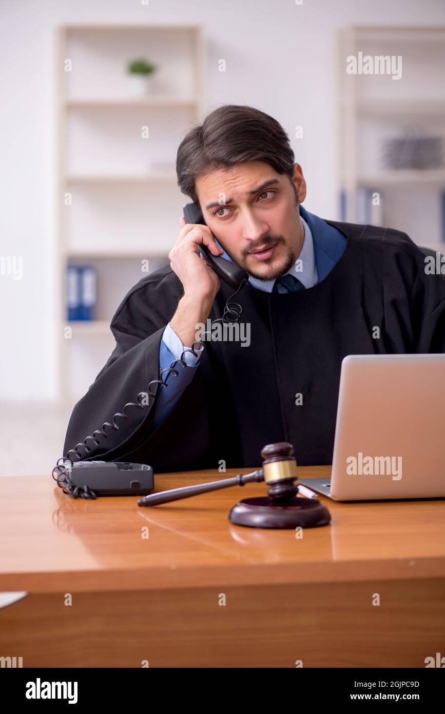 Judge speaking courtroom hi-res stock photography and images - Alamy