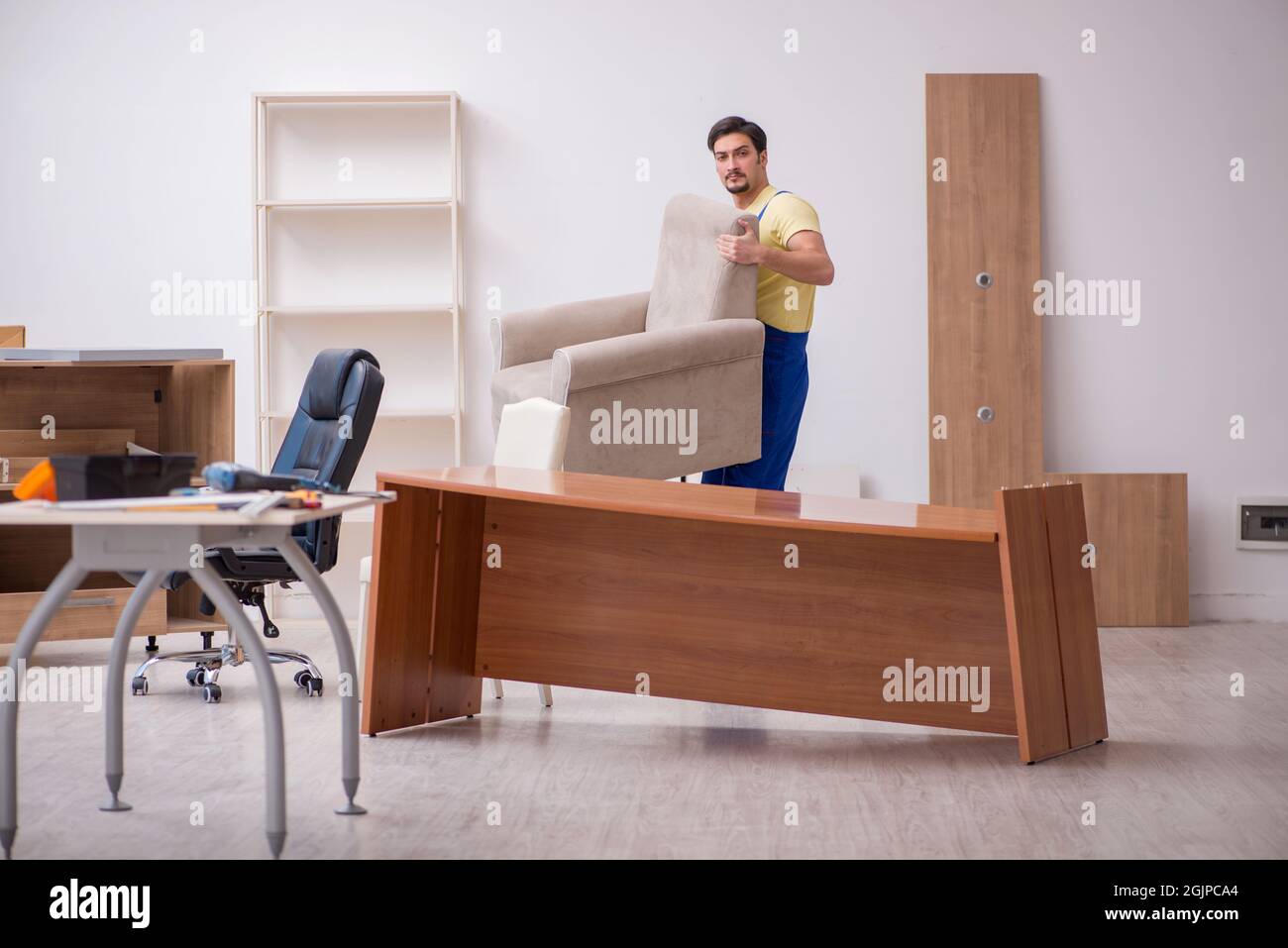 Workman assembling office chair hi-res stock photography and images - Alamy