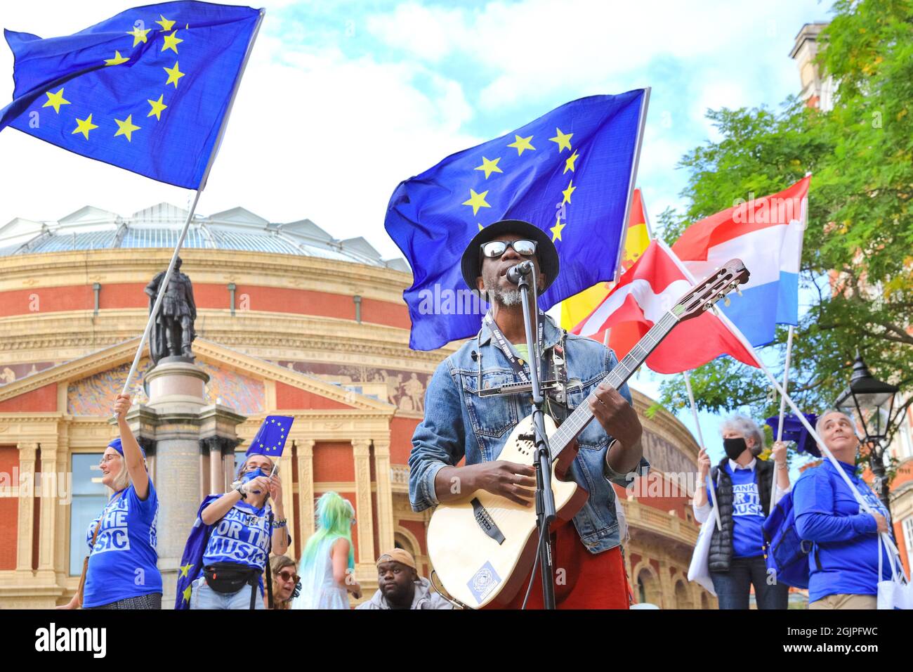 London, UK. 11th Sep, 2021. Muntu Valbo performs. Pro-Europeans hold a ...
