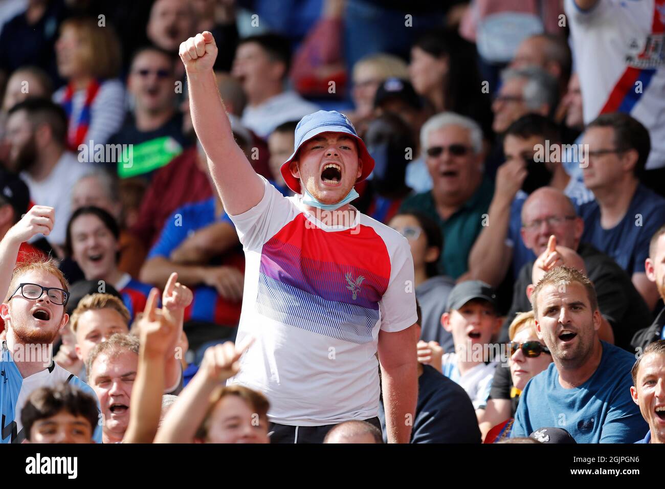 Crystal palace fans chanting hi-res stock photography and images - Alamy
