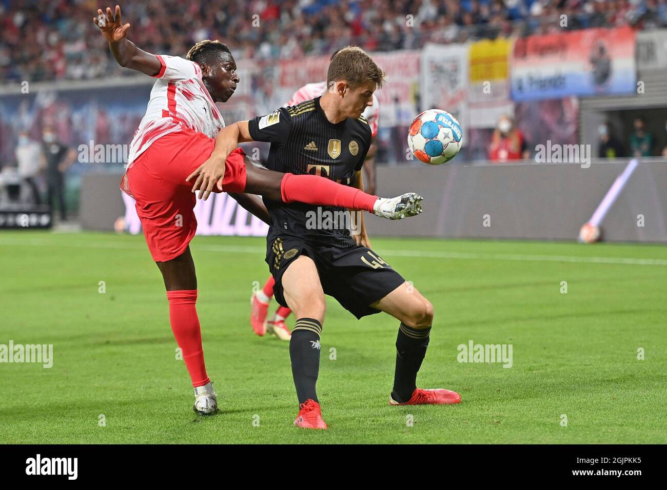 Leipzig, Deutschland. 11th Sep, 2021. Amadou HAIDARA (L), action, duels ...