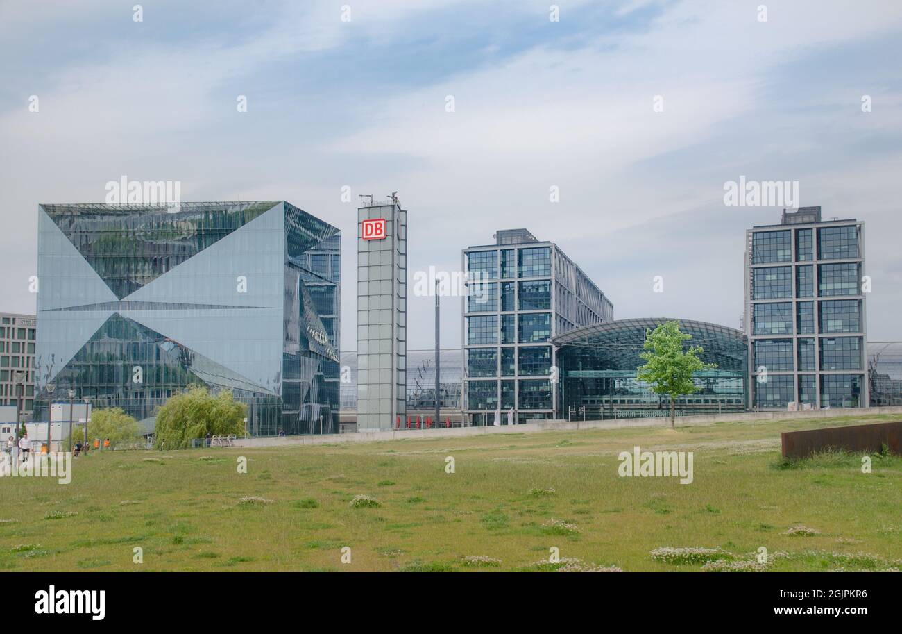 Berlin: Der Hauptbahnhof ist der wichtigste Personenverkehrsbahnhof in ...