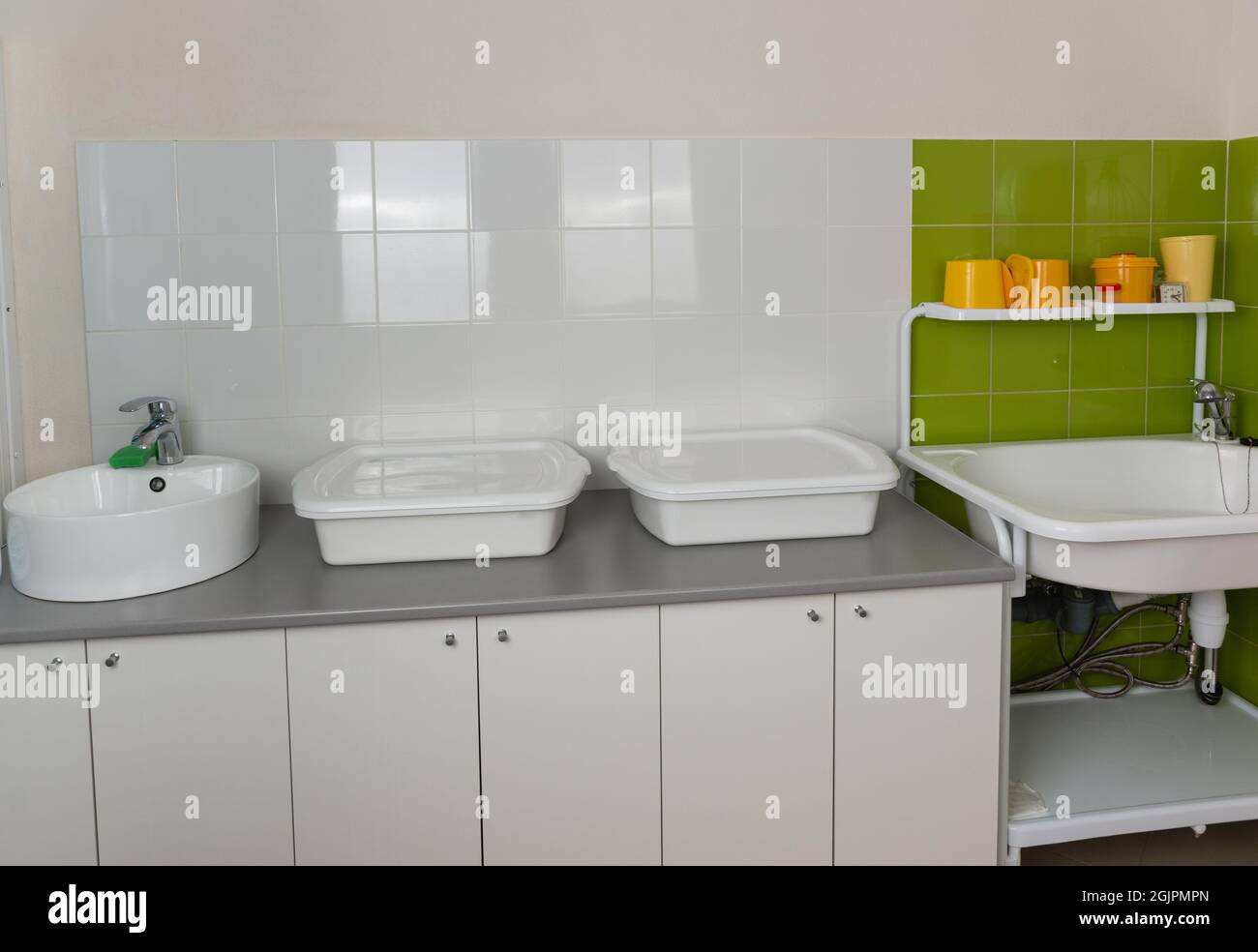 Hospital surgical equipment supply room hi-res stock photography and ...