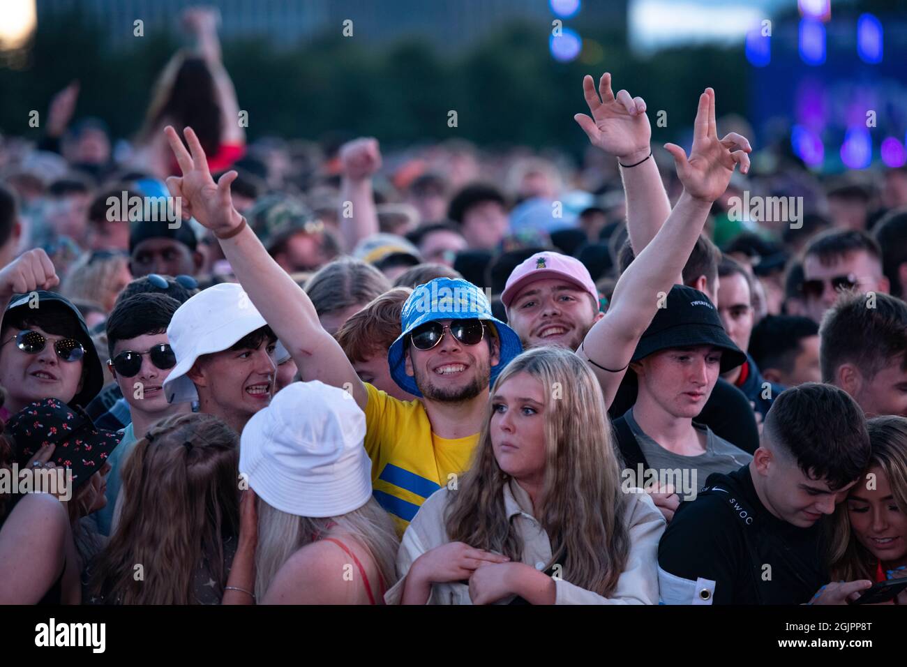 Live gig crowd hi-res stock photography and images - Alamy