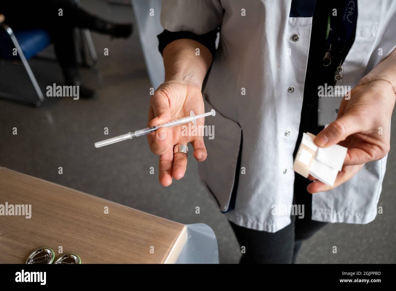 Injection ready intensive care hi-res stock photography and images - Alamy