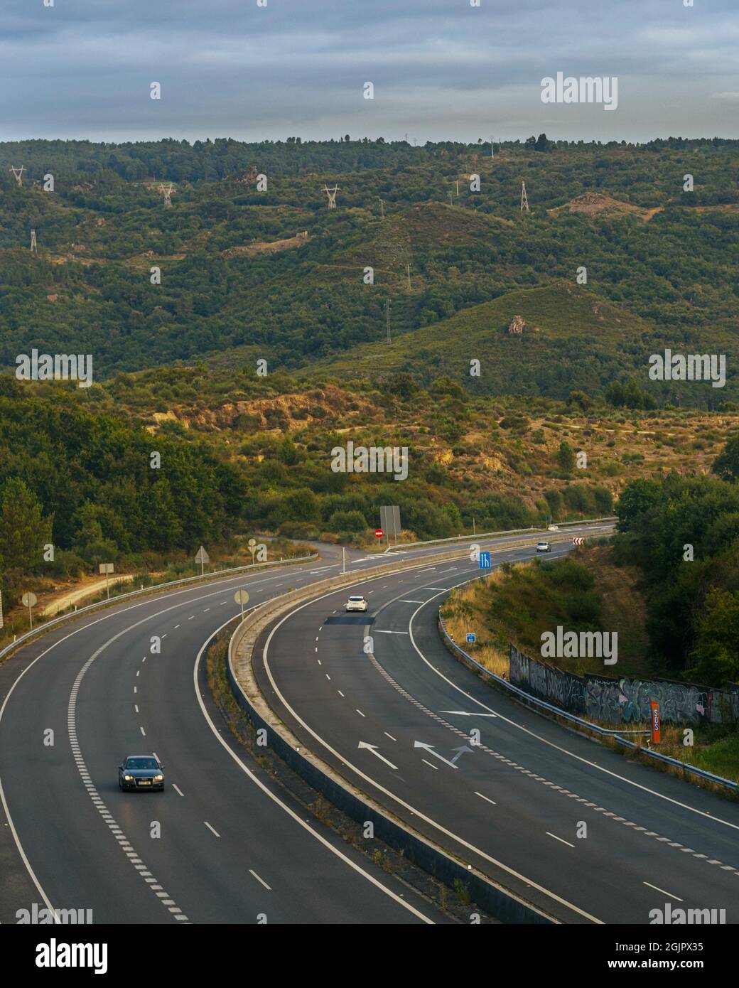 Dual carriageway road with mountains in the background Stock Photo - Alamy