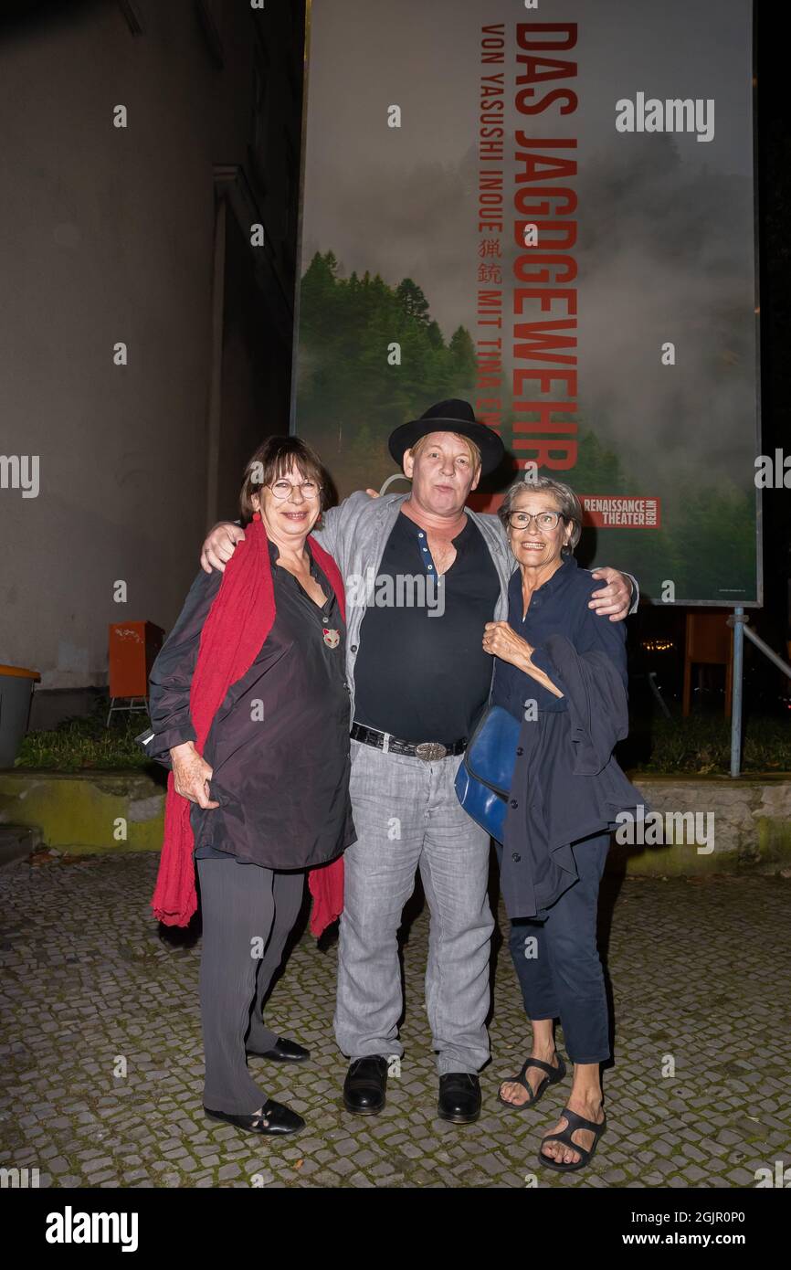Berlin, Germany. 11th Sep, 2021. Monika Hansen (l-r), her son Ben ...