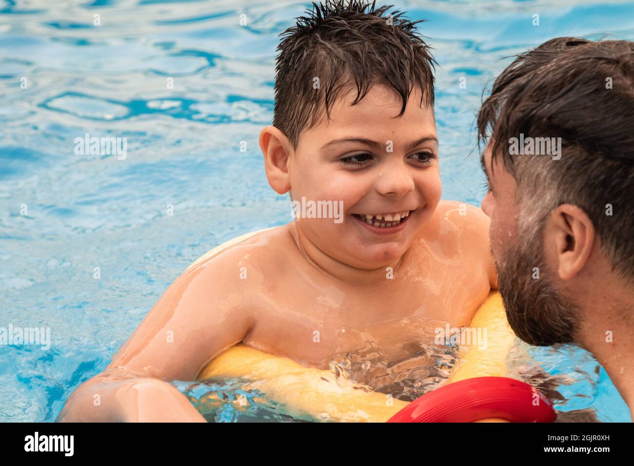 Dad and son swimming underwater hi-res stock photography and images - Alamy