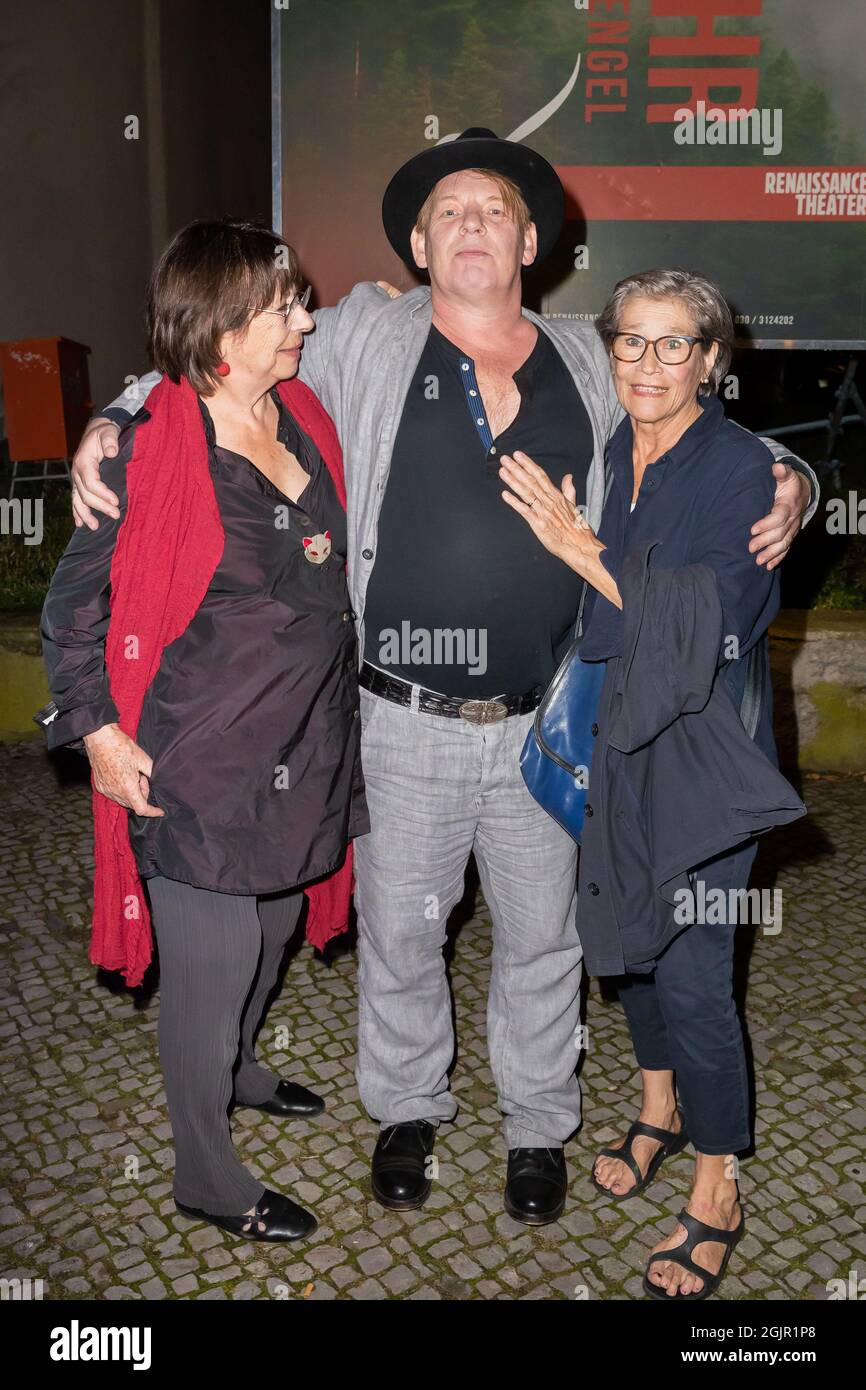 Berlin, Germany. 11th Sep, 2021. Monika Hansen (l-r), her son Ben ...