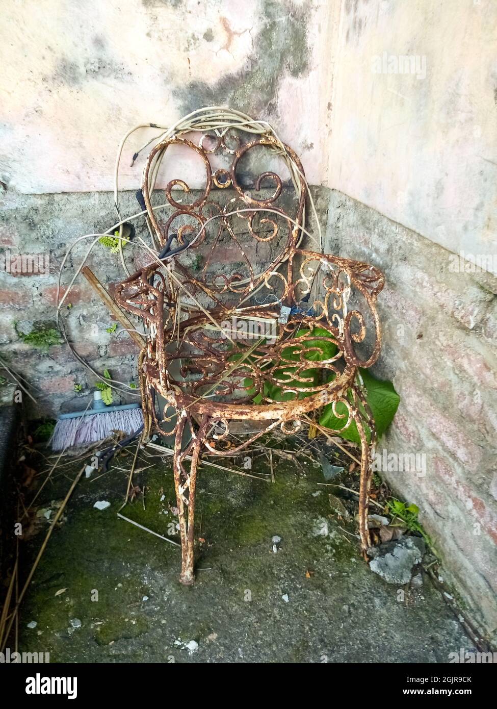 Broken antique chair hi-res stock photography and images - Alamy