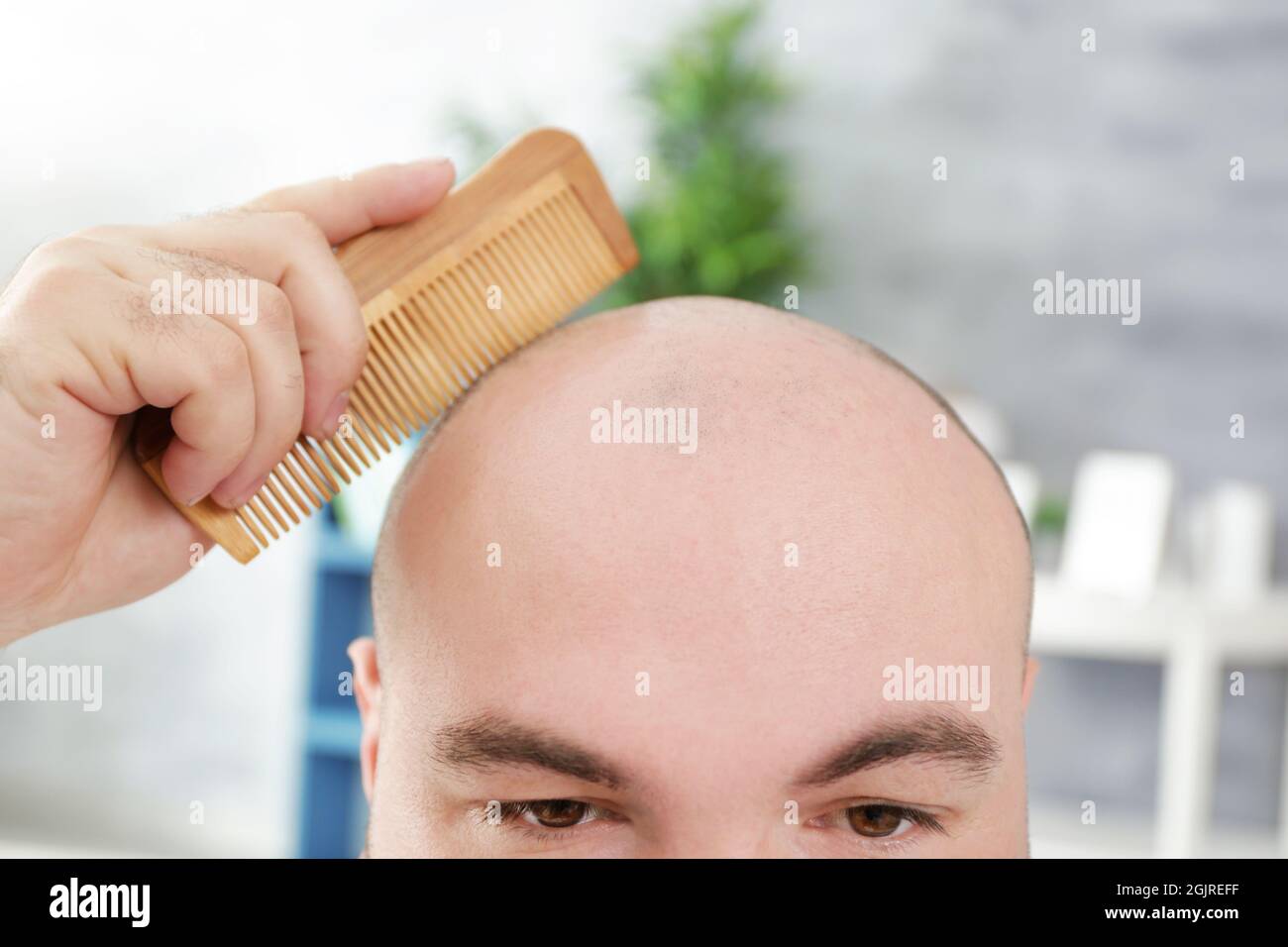Man combing thinning hair hi-res stock photography and images - Alamy