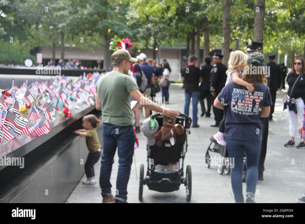 9 11 people crying hi-res stock photography and images - Alamy