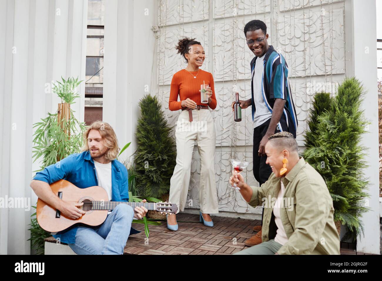 Group of friends dancing outdoors hi-res stock photography and images ...
