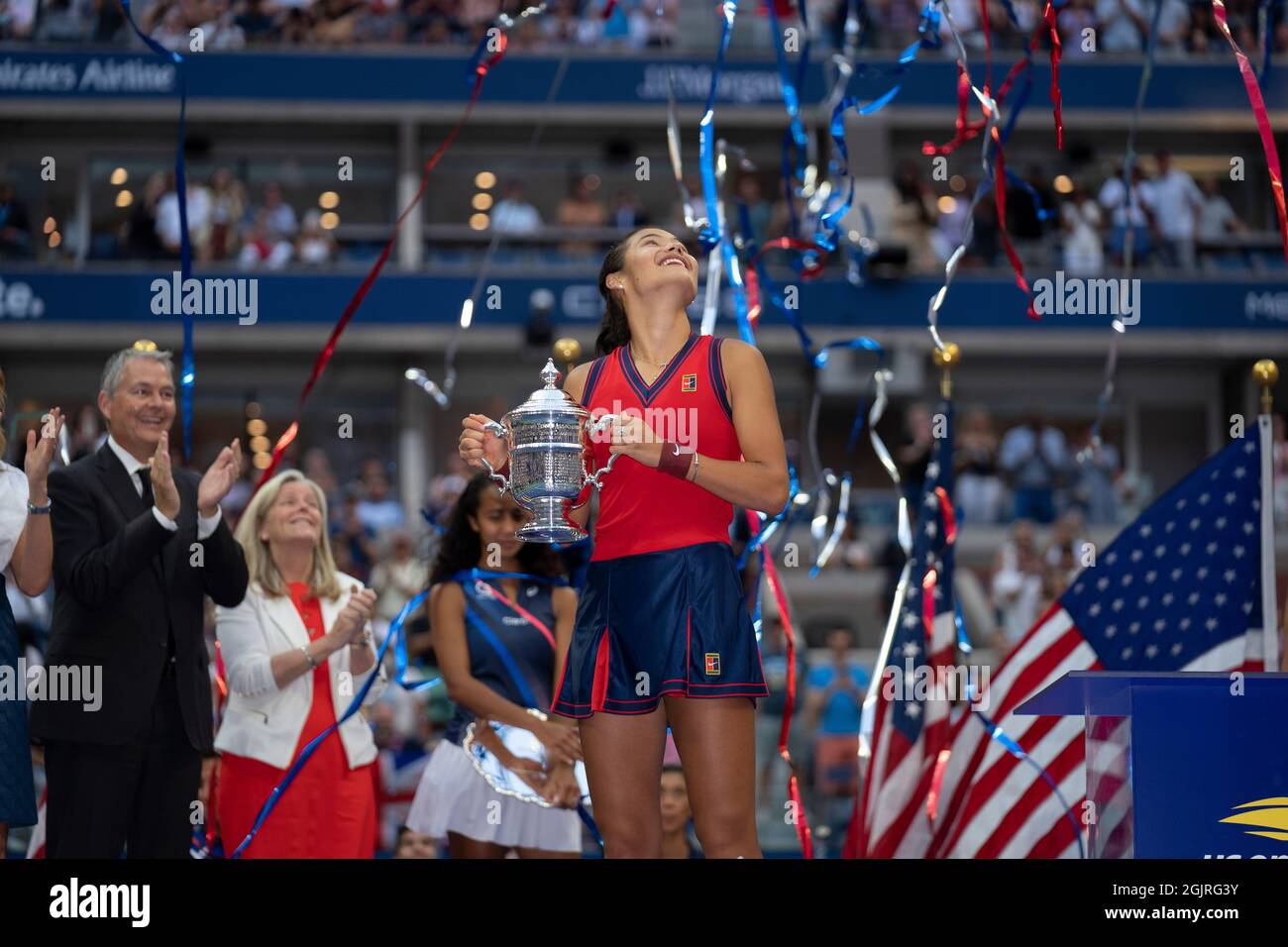 Emma raducanu us open trophy 2021 hi-res stock photography and images ...