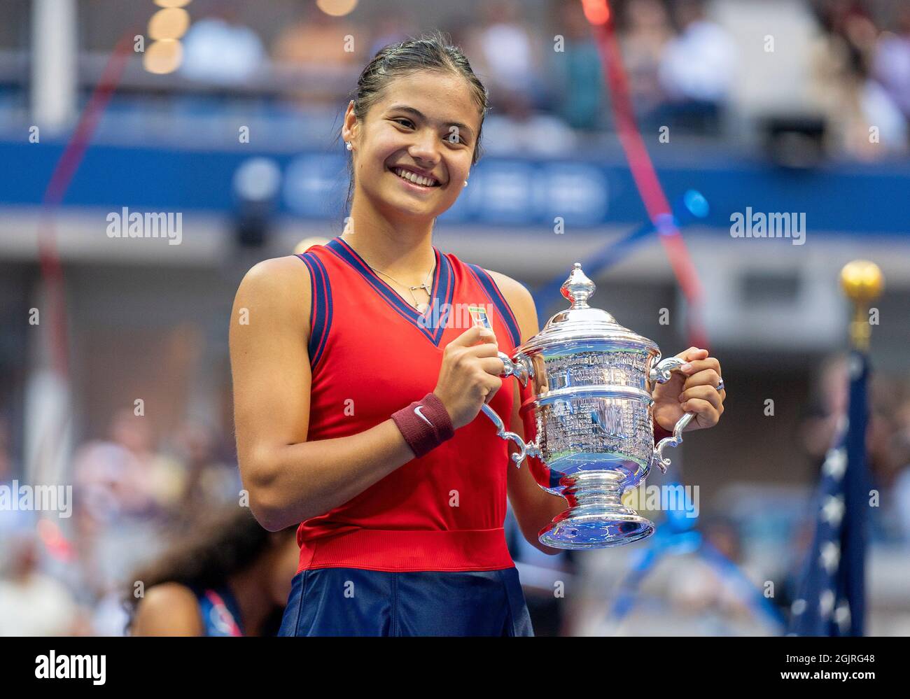 Emma raducanu us open trophy hi-res stock photography and images - Alamy