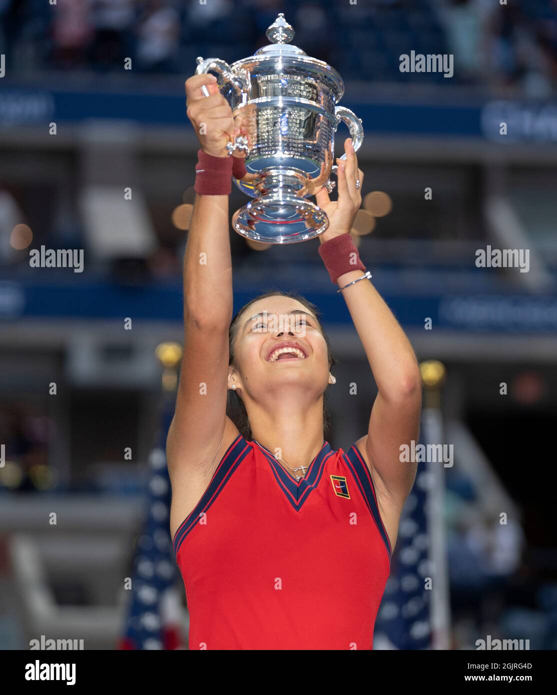 Emma raducanu us open trophy hi-res stock photography and images - Alamy