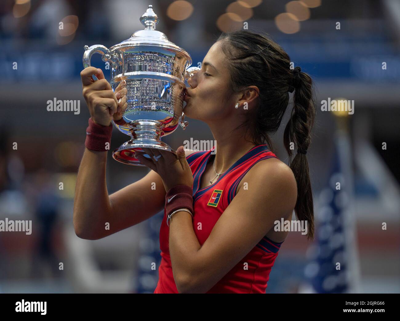 Emma raducanu us open trophy hi-res stock photography and images - Alamy