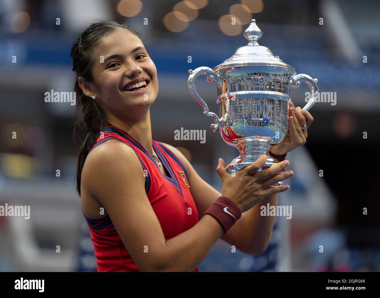 Emma raducanu us open trophy 2021 hi-res stock photography and images ...