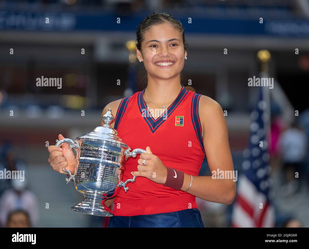 Emma raducanu us open trophy 2021 hi-res stock photography and images ...