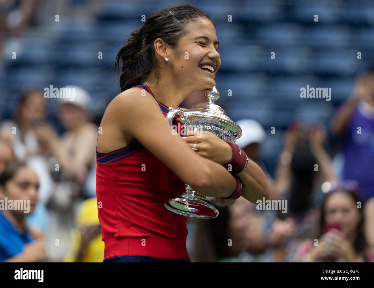 Emma raducanu us open trophy 2021 hi-res stock photography and images ...
